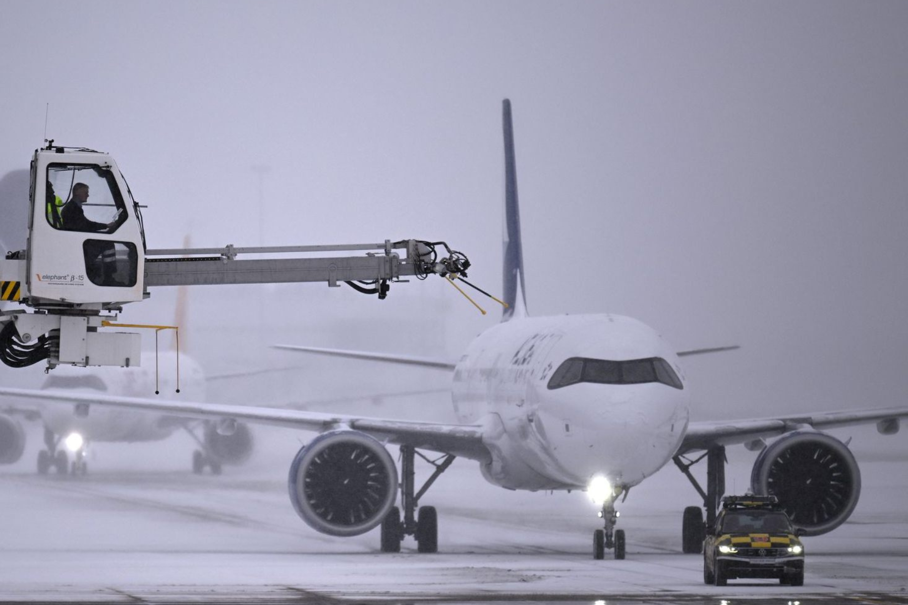 Vienna Airport Closed: Freezing Rain Causes Ice Chaos - The International